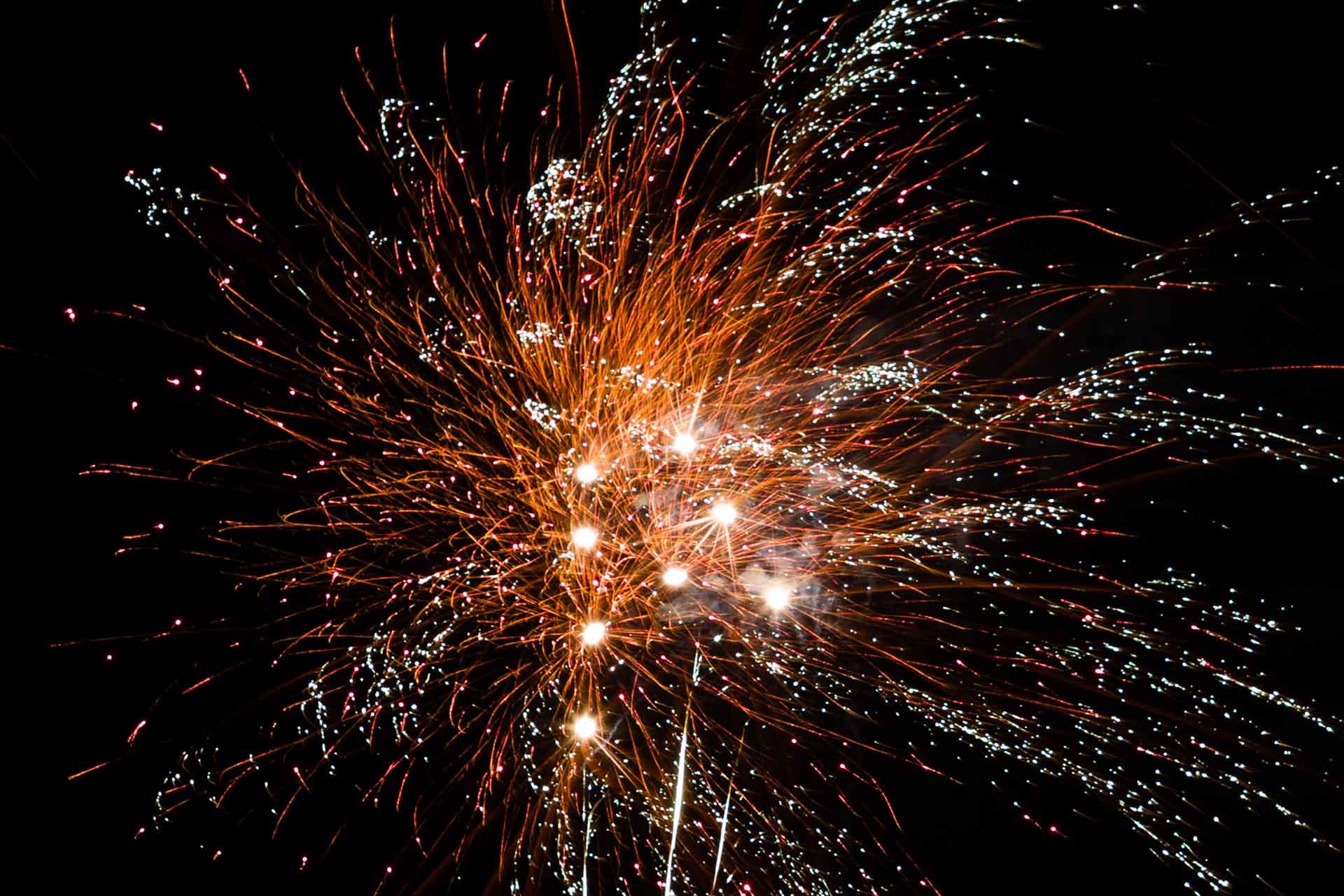 Light 'Em Up Fireworks Bundaberg, Hervey Bay, Gladstone, Rockhampton ...